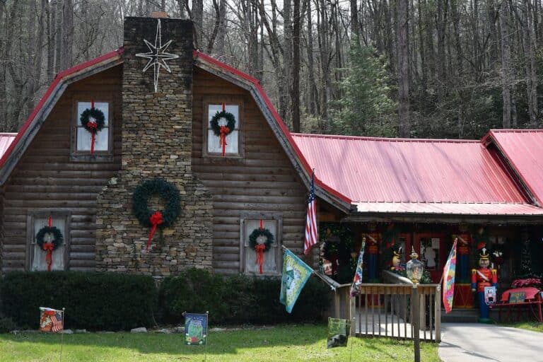 3 Amazing Christmas Stores In Pigeon Forge And Gatlinburg That You Have 3-amazing-christmas-stores-in-pigeon-forge-and-gatlinburg-that-you-have